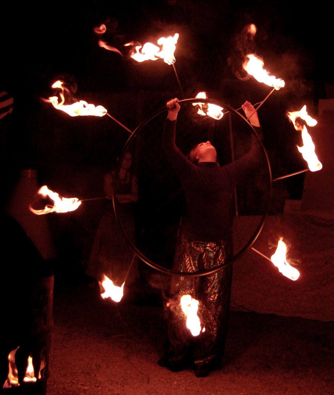 Book Fire Dancers of Creative Flame: 40 Fire tools & colored fire